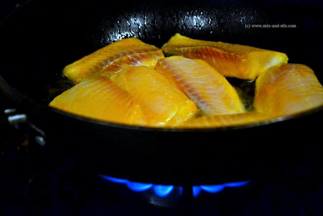 Mix and Stir: Methi Machi ( Fish Curry flavored with Dry Fenugreek seeds )